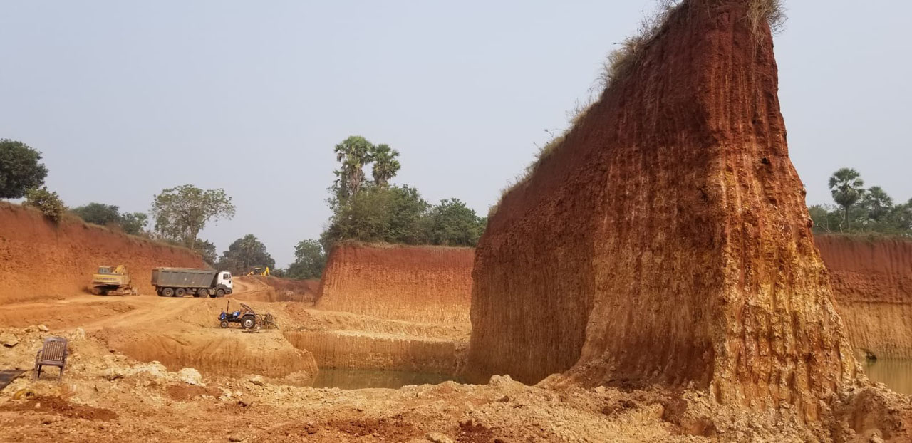300 ఎకరాల్లో.. మట్టి మేత | mining
