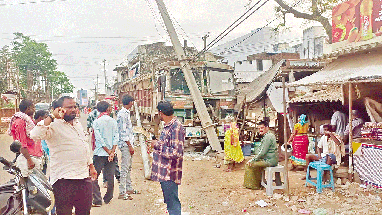 డ్రైవర్‌కు ఫిట్స్‌.. స్తంభాన్ని ఢీకొన్న లారీ | Fits the driver.. The ...