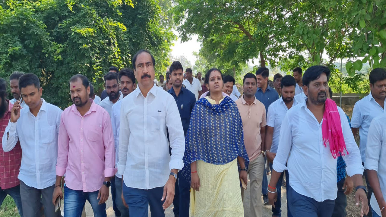 నాలుగు కోట్లమంది ప్రజలే కేసీఆర్‌ కుటుంబం | Four crore people are KCR's ...