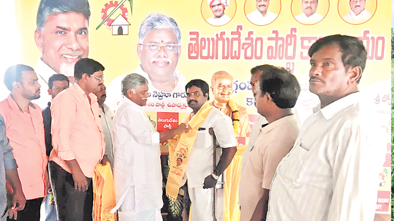 టీడీపీలో చేరికలు | jaggampeta leaders join to telugudasam party