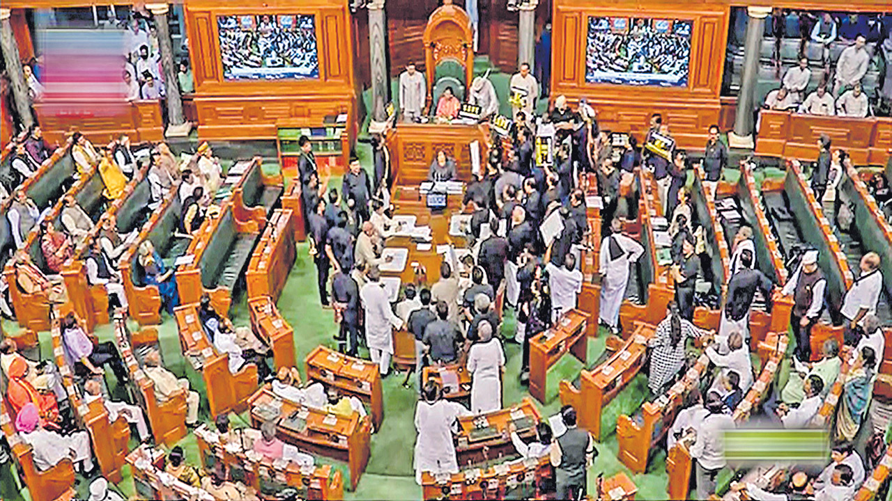 Opposition Members: అదానీ-మోదీ భాయీ భాయీ! | Slogans of opposition ...