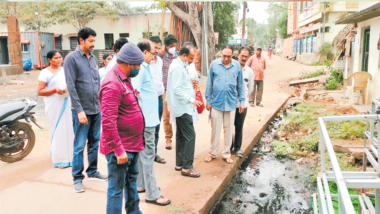 పరిసరాలను పరిశుభ్రంగా ఉంచుకోవాలి | dmho ramesh karapa visit