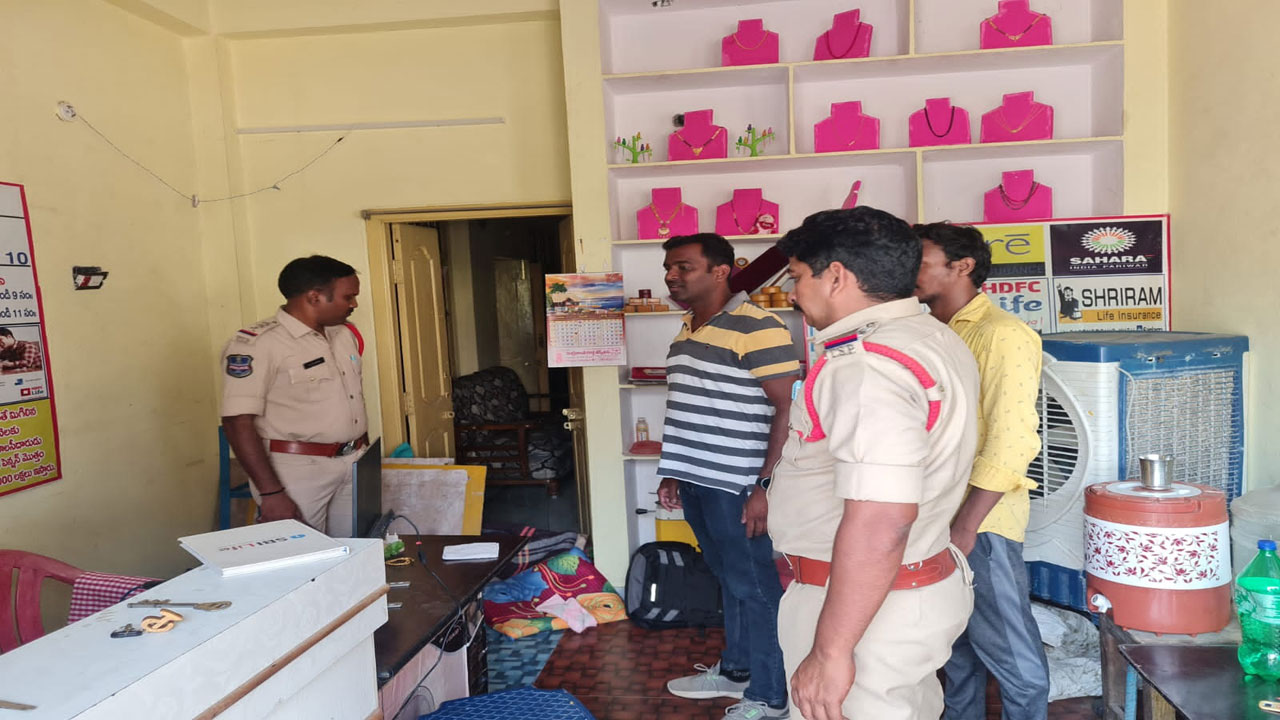 మంథని పట్టణంలో రెండు చోట్ల చోరీలు | Thefts in two places in Manthani town