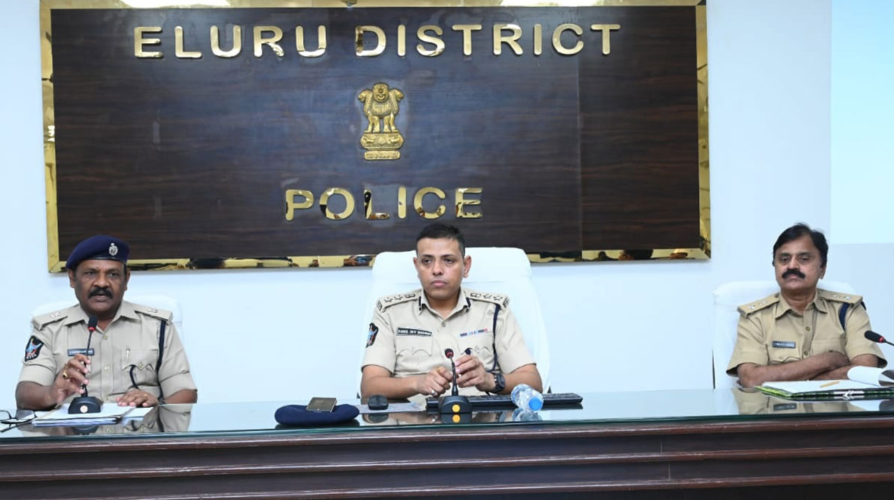సారా తయారీపై ఉక్కుపాదం : ఎస్పీ | sp review with police officers
