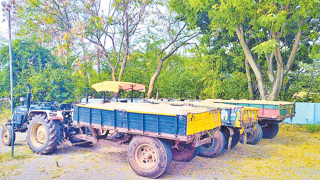 ఇసుక ట్రాక్టర్ల పట్టివేత | Tracking of sand tractors