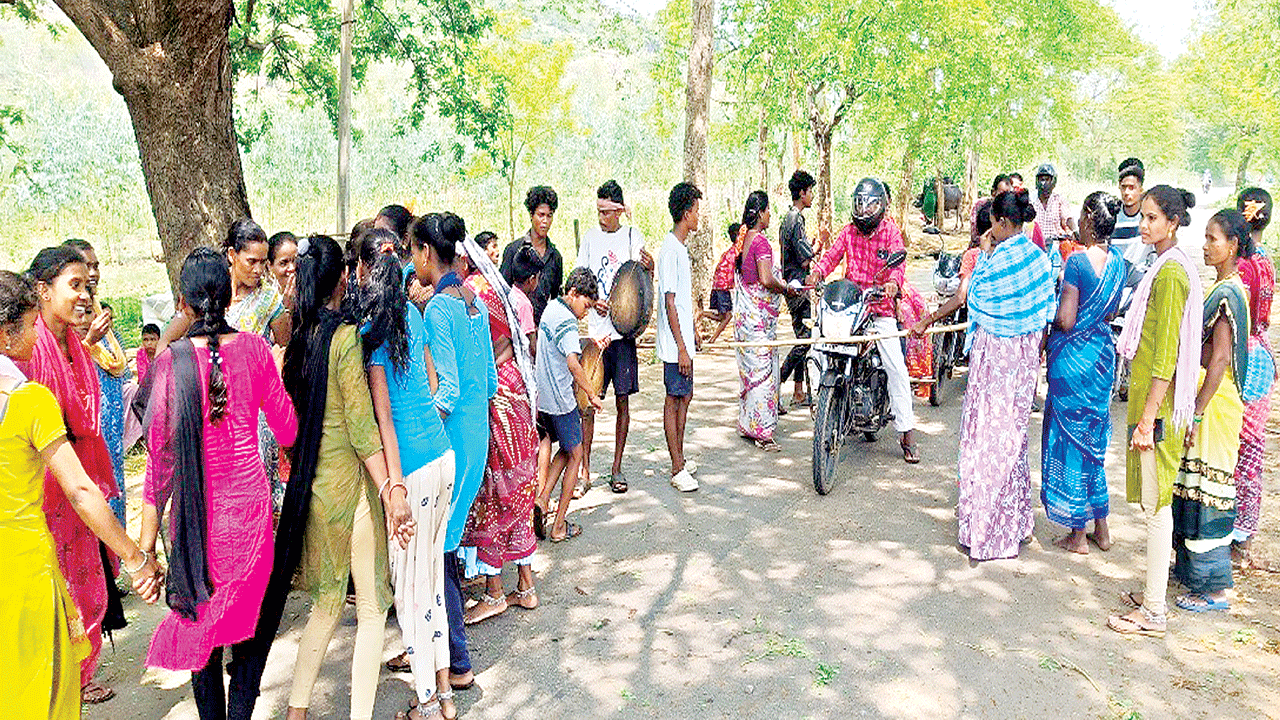 మన్యంలో ఇటుక పండగ సందడి | ITUKA festival buzz in Manyam