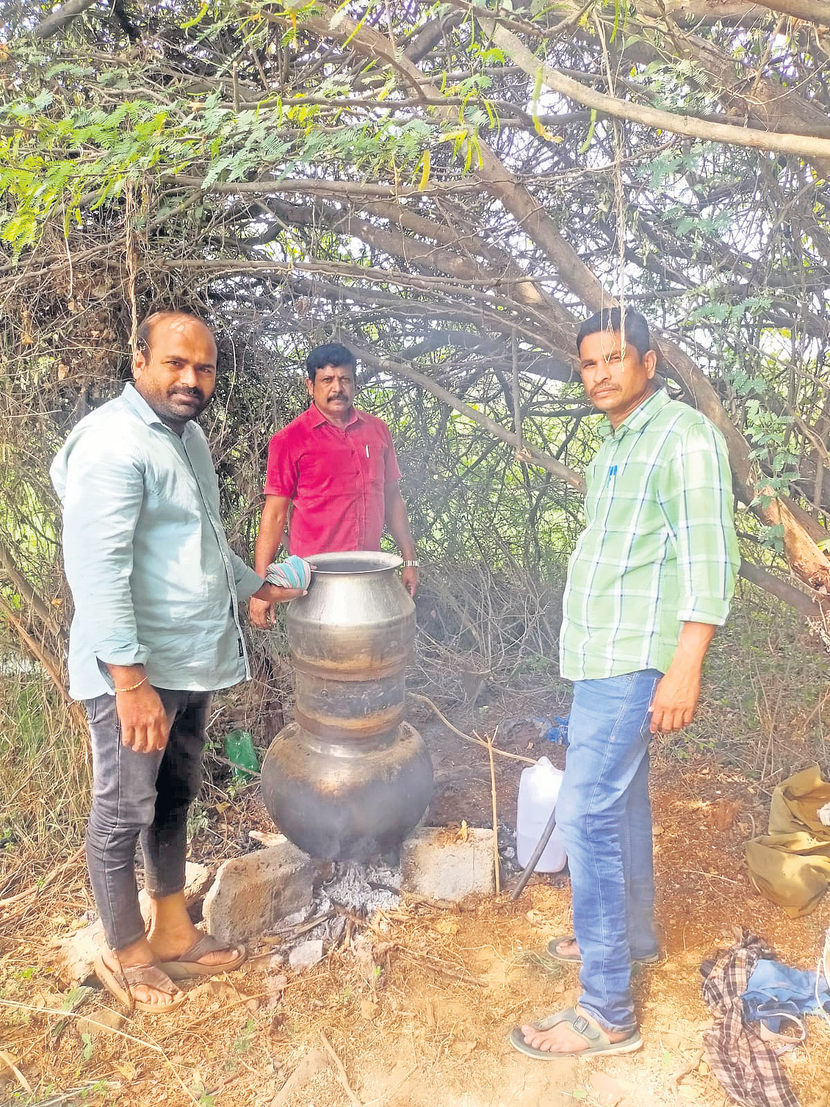 గుప్పుమంటున్న గుడుంబా | highliy making Gudumba