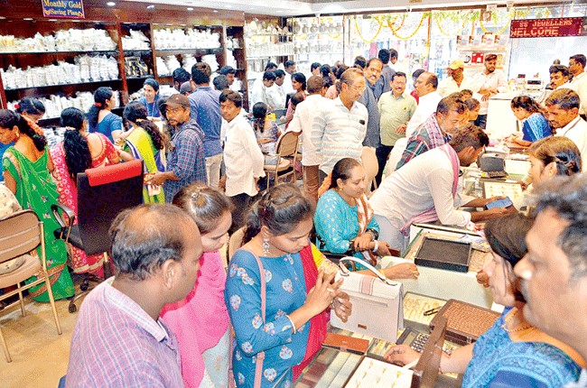 ఒకేరోజు రూ.100కోట్ల వ్యాపారం! | 100 crore business in one day!