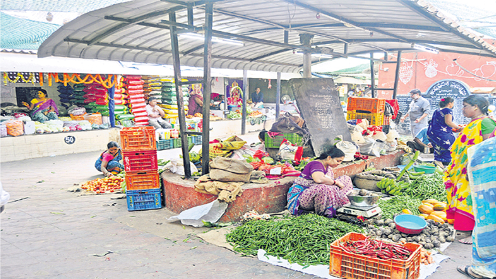రైతుబజార్లలో వేధింపులు! | Harassment in Rythu Bazar!