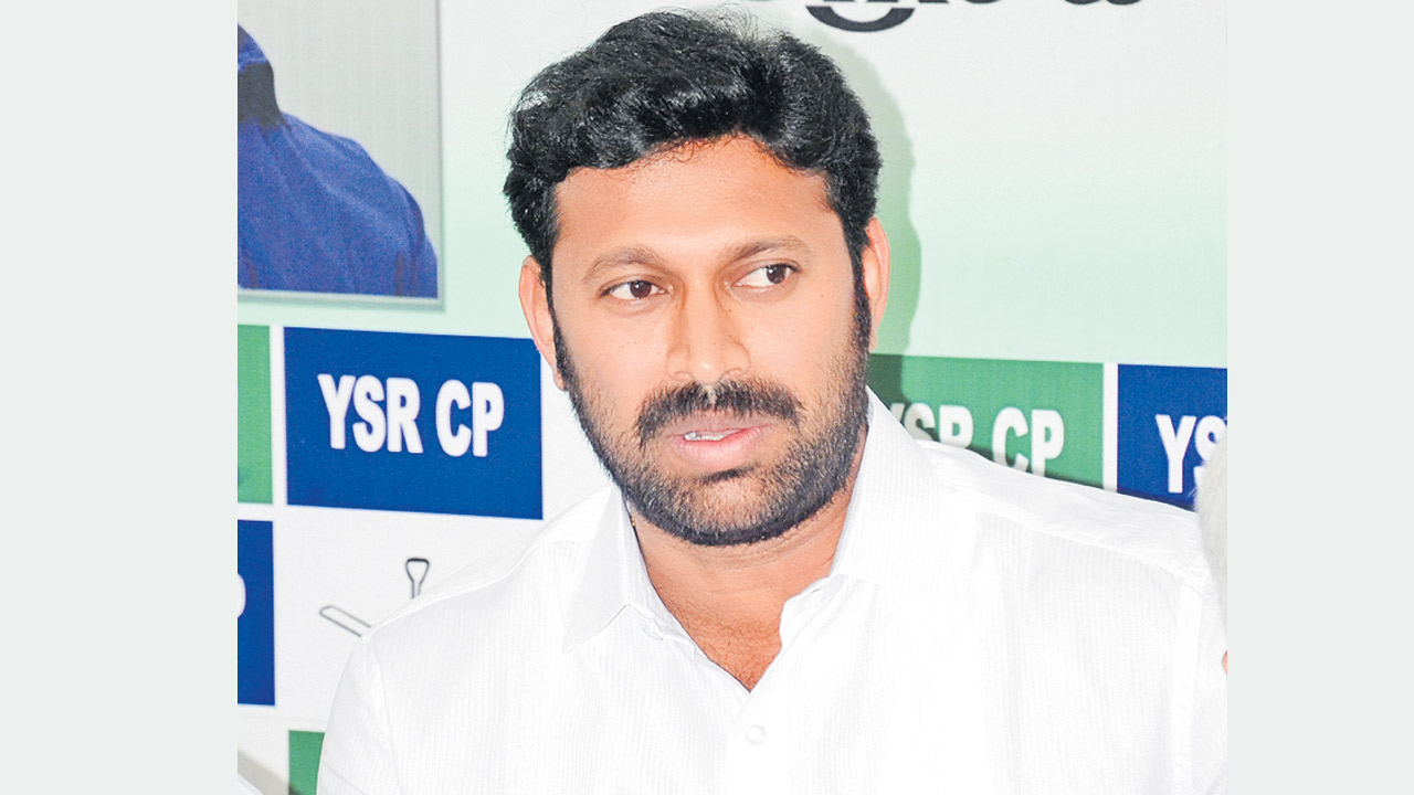 జగన్‌తో అవినాశ్‌ భేటీ | ap news cm jagan avinash reddy chsh