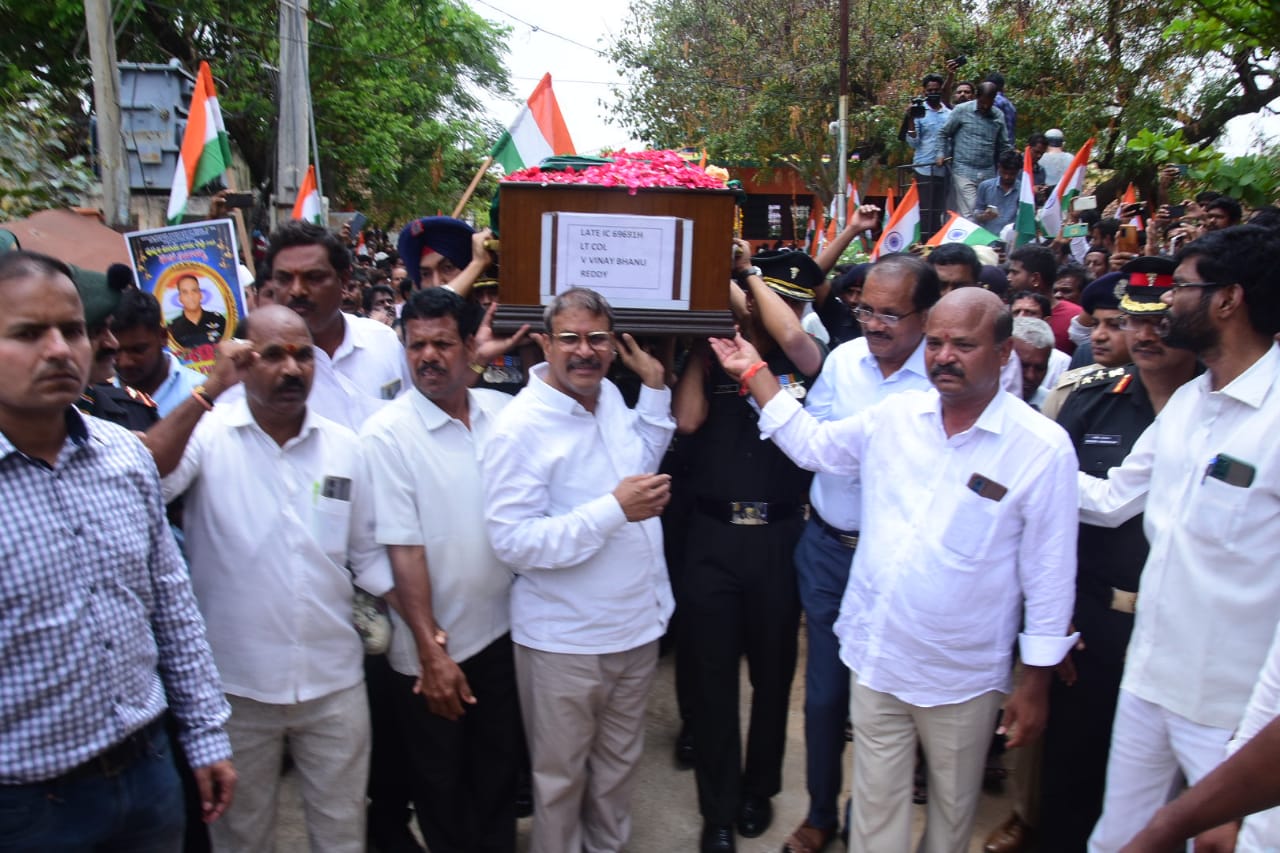 ఆర్మీ హెలీకాప్టర్ ప్రమాదంలో చనిపోయిన లెఫ్ట్నెంట్ కల్నల్ వినయ్ బాను ...