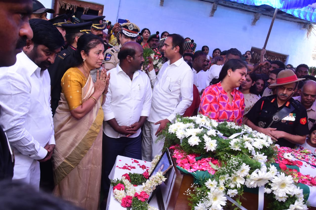 ఆర్మీ హెలీకాప్టర్ ప్రమాదంలో చనిపోయిన లెఫ్ట్నెంట్ కల్నల్ వినయ్ బాను ...