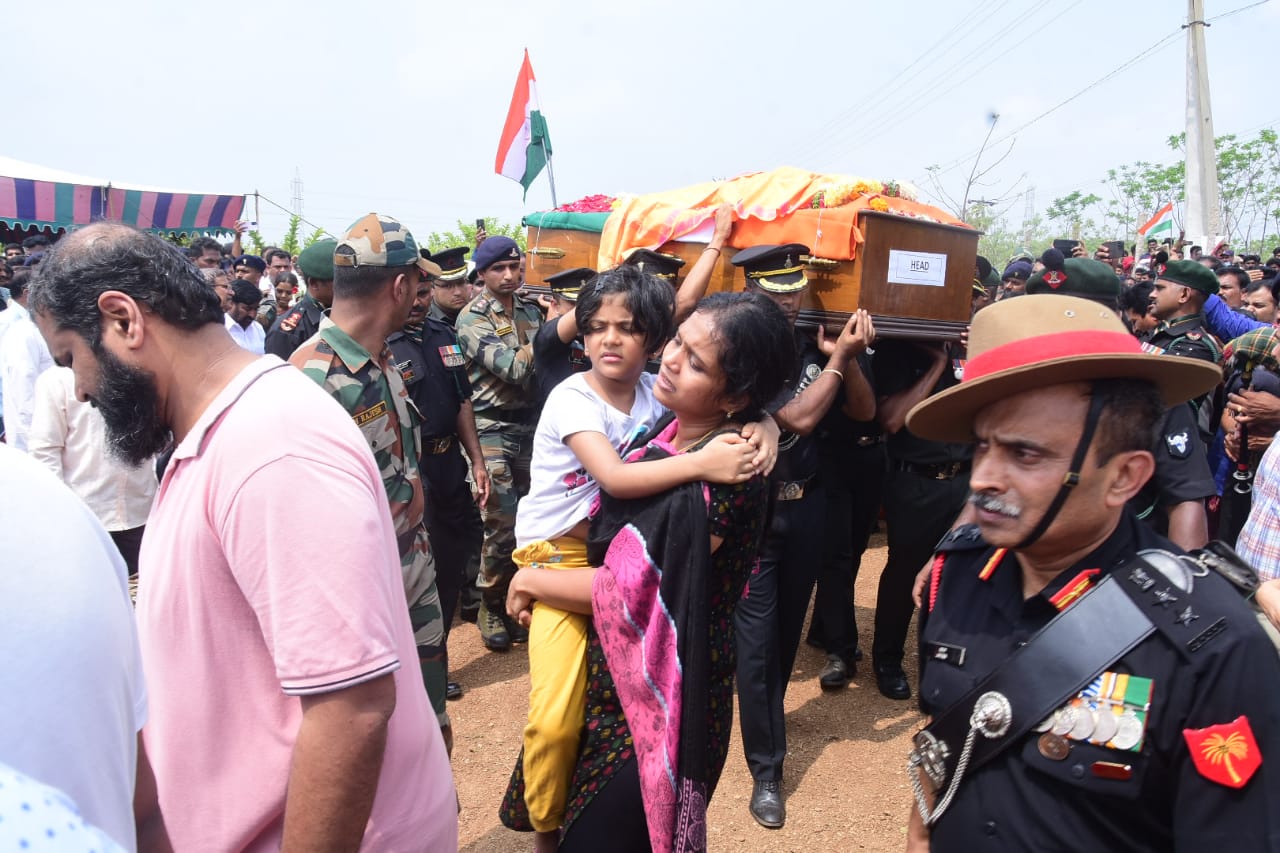 ఆర్మీ హెలీకాప్టర్ ప్రమాదంలో చనిపోయిన లెఫ్ట్నెంట్ కల్నల్ వినయ్ బాను ...
