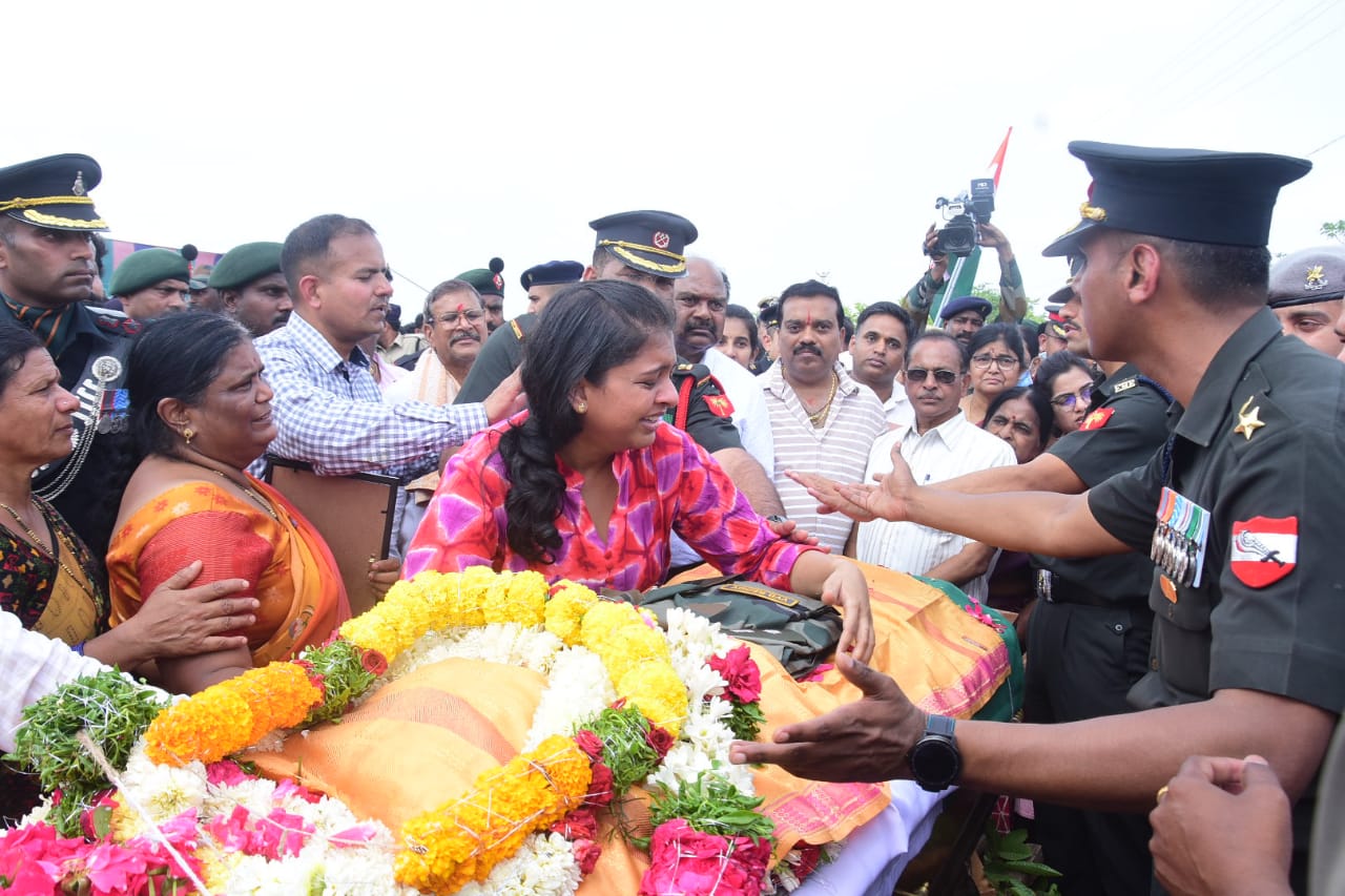 ఆర్మీ హెలీకాప్టర్ ప్రమాదంలో చనిపోయిన లెఫ్ట్నెంట్ కల్నల్ వినయ్ బాను ...