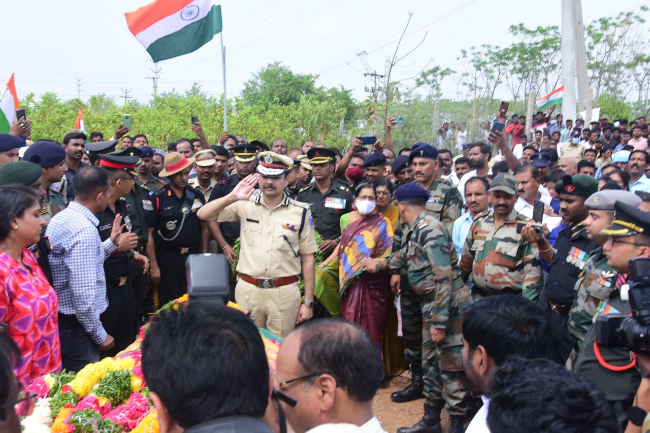 ఆర్మీ హెలీకాప్టర్ ప్రమాదంలో చనిపోయిన లెఫ్ట్నెంట్ కల్నల్ వినయ్ బాను ...