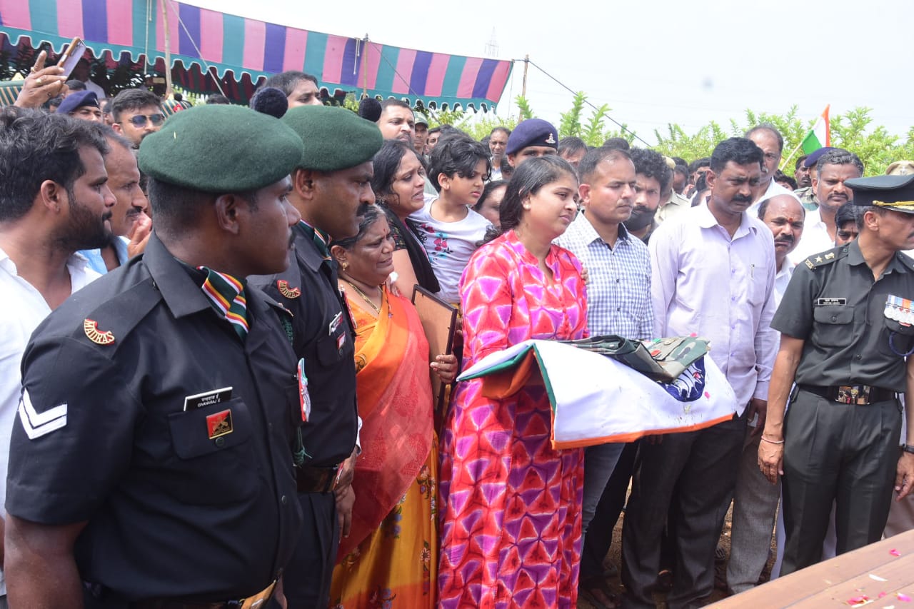 ఆర్మీ హెలీకాప్టర్ ప్రమాదంలో చనిపోయిన లెఫ్ట్నెంట్ కల్నల్ వినయ్ బాను ...