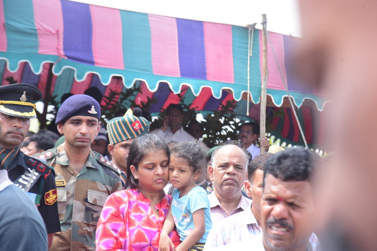 ఆర్మీ హెలీకాప్టర్ ప్రమాదంలో చనిపోయిన లెఫ్ట్నెంట్ కల్నల్ వినయ్ బాను ...