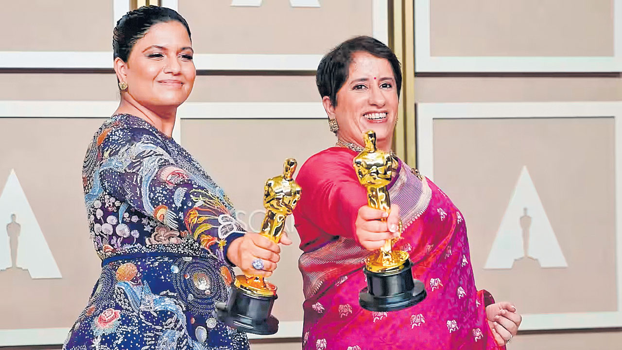 Kartiki Gonzalvez, Guneet Monga : ఐదేళ్ల కృషి ఆస్కార్ తెచ్చింది | hard ... Kartiki Gonzalvez, Guneet Monga : ఐదేళ్ల కృషి ఆస్కార్ తెచ్చింది | hard ...