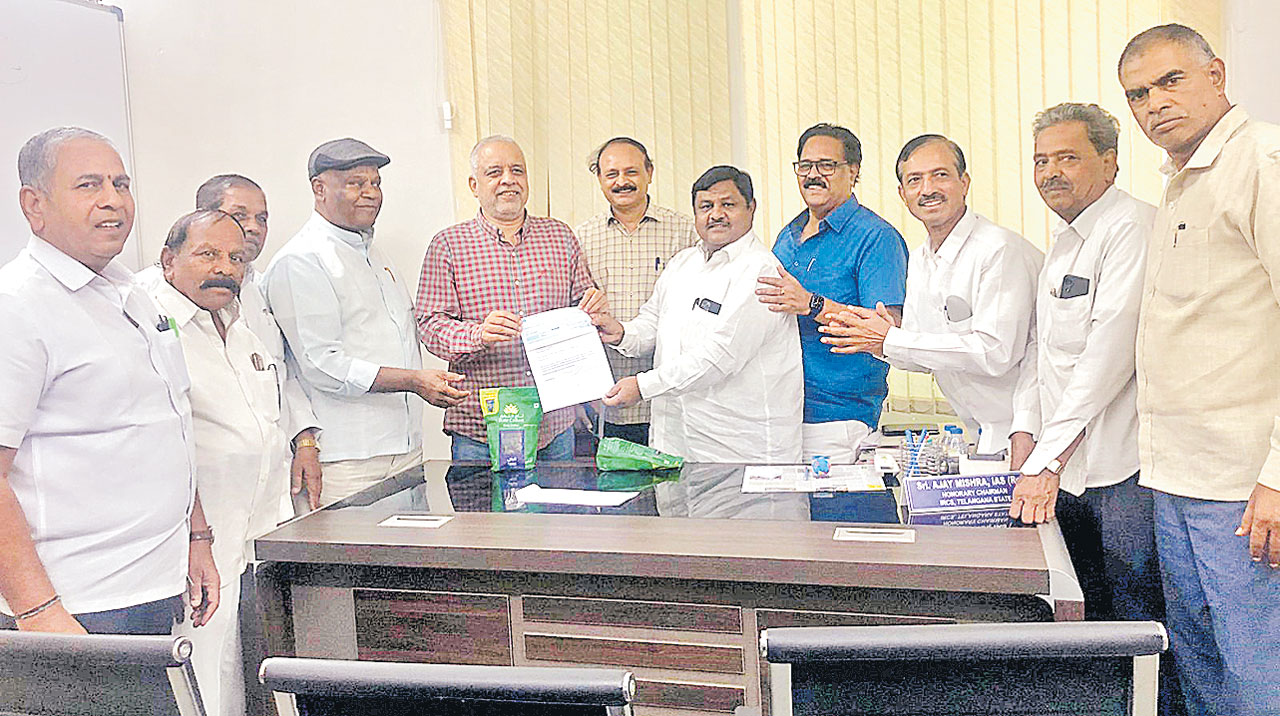 బ్లడ్‌ బ్యాంకుకు రూ.5లక్షల విరాళం | Donation of Rs.5 lakhs to blood bank