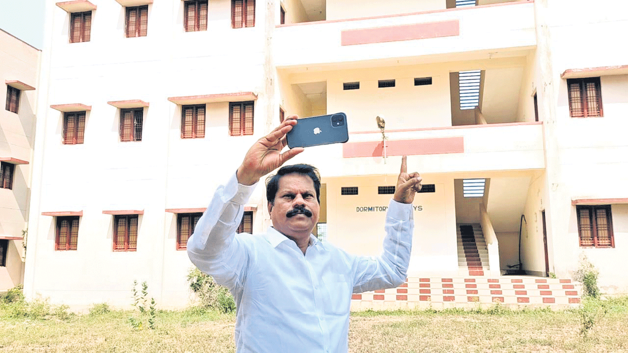 నిరుపయోగంగా గిరిజన శిక్షణా కేంద్రం | Useless tribal training center