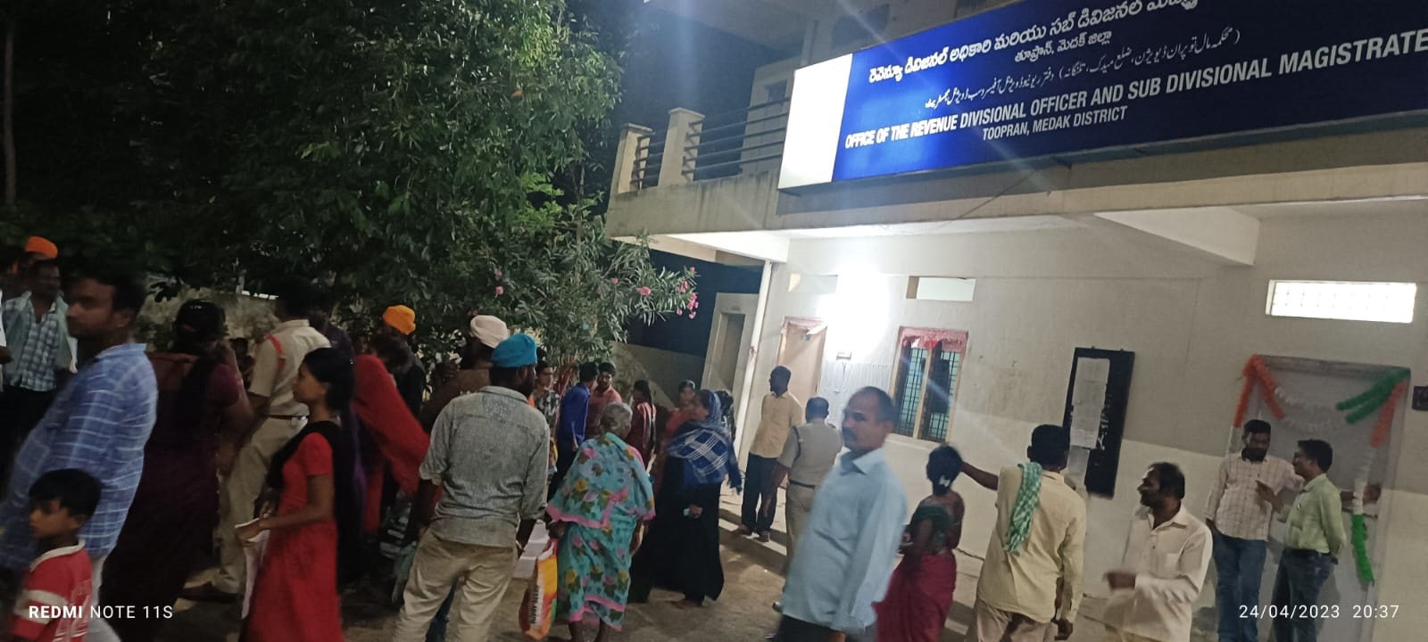 ఆర్డీవో కార్యాలయం వద్ద ‘డబుల్‌’ లొల్లి | 'Double' lolli at RDO office