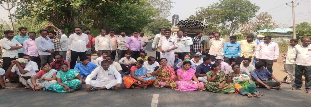 ఎన్‌హెచ్‌ 63 పనులను అడ్డుకున్న నిర్వాసితులు | Residents blocking NH 63 ...