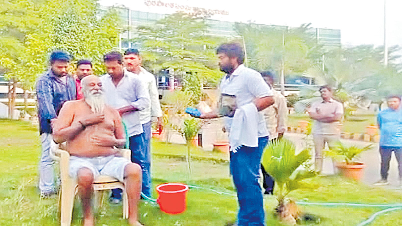 రోడ్డుపైనే స్నానం... అక్కడే దీక్ష! | JC Prabhakar Reddy protest in ...