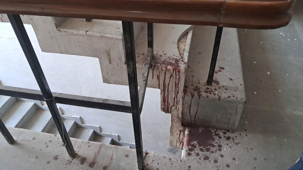 Atiq Ahmed: గ్యాంగ్‌స్టర్ అతీఖ్ అహ్మద్ ఆఫీసులో కత్తి...రక్తపుమరకలు ...