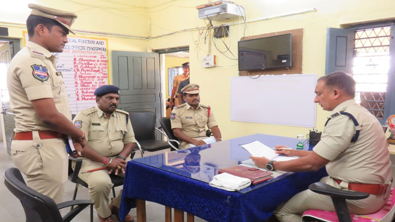 అంకితభావంతో విధులు నిర్వహించాలి: ఎస్పీ సురేష్‌కుమార్‌ | Must perform ...