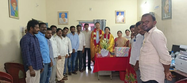 ట్రైనీకలెక్టర్‌కు సన్మానం | trineee clolleterku sanmanam