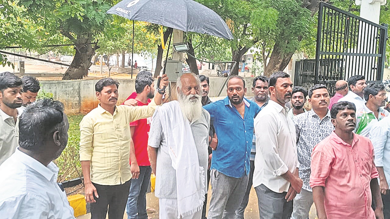 వర్షంలోనూ నిరసన దీక్ష | The protest started even in the rain