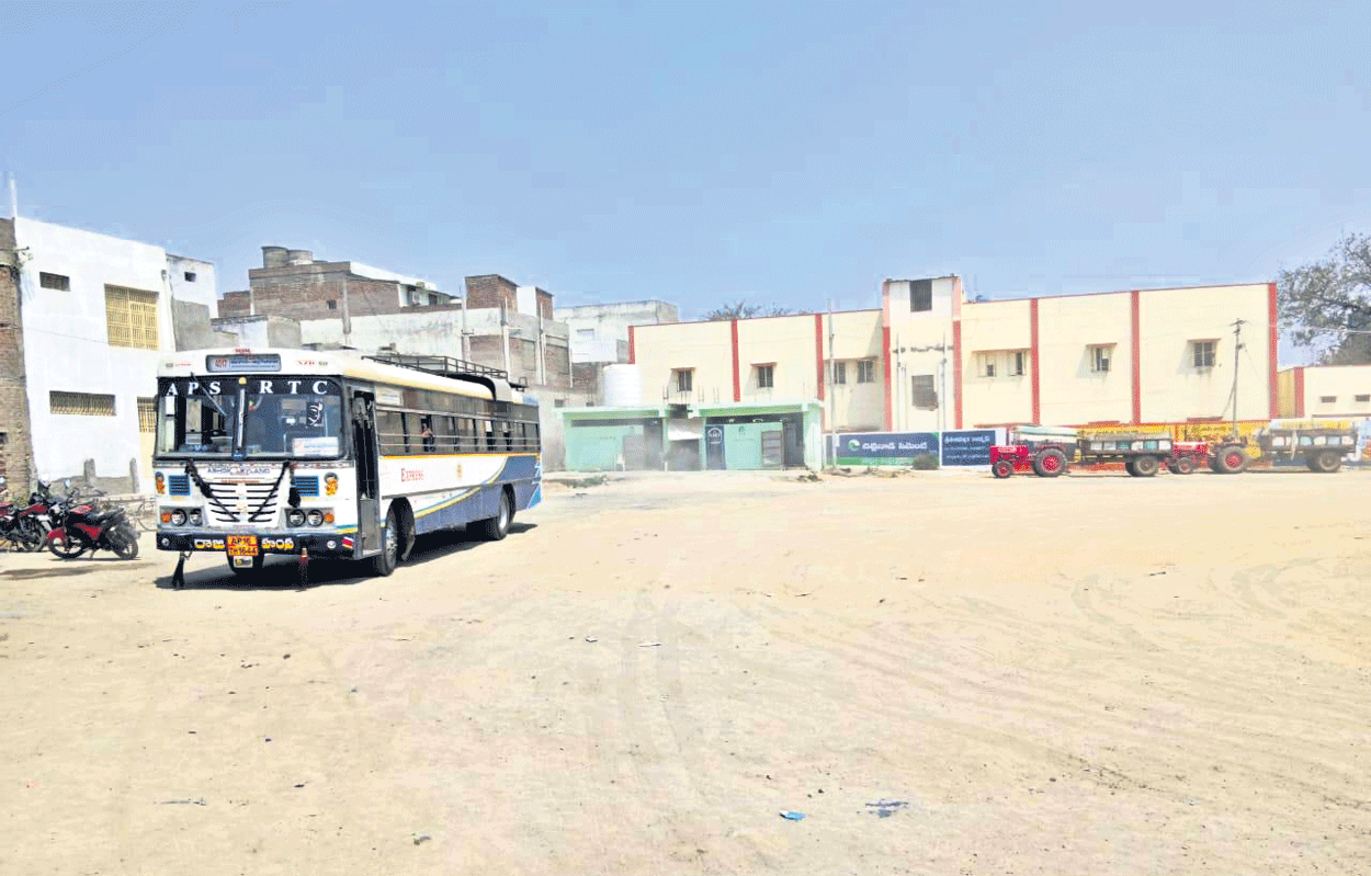 దుమ్మునింపుతున్న ఆర్టీసీ బస్టాండ్‌ ప్రాంగణం | Dusty RTC bus stand premises
