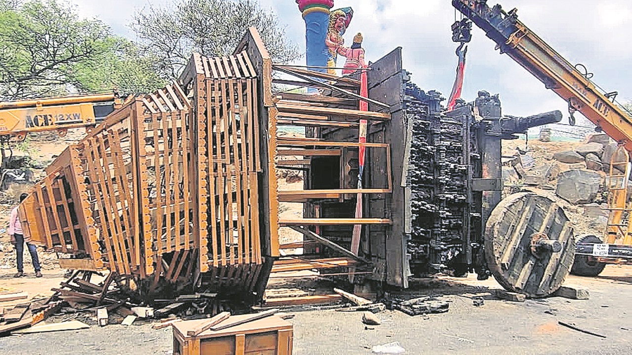 పెన్నహోబిలంలో కూలిన రథం | The chariot wreck at Pennahobilam
