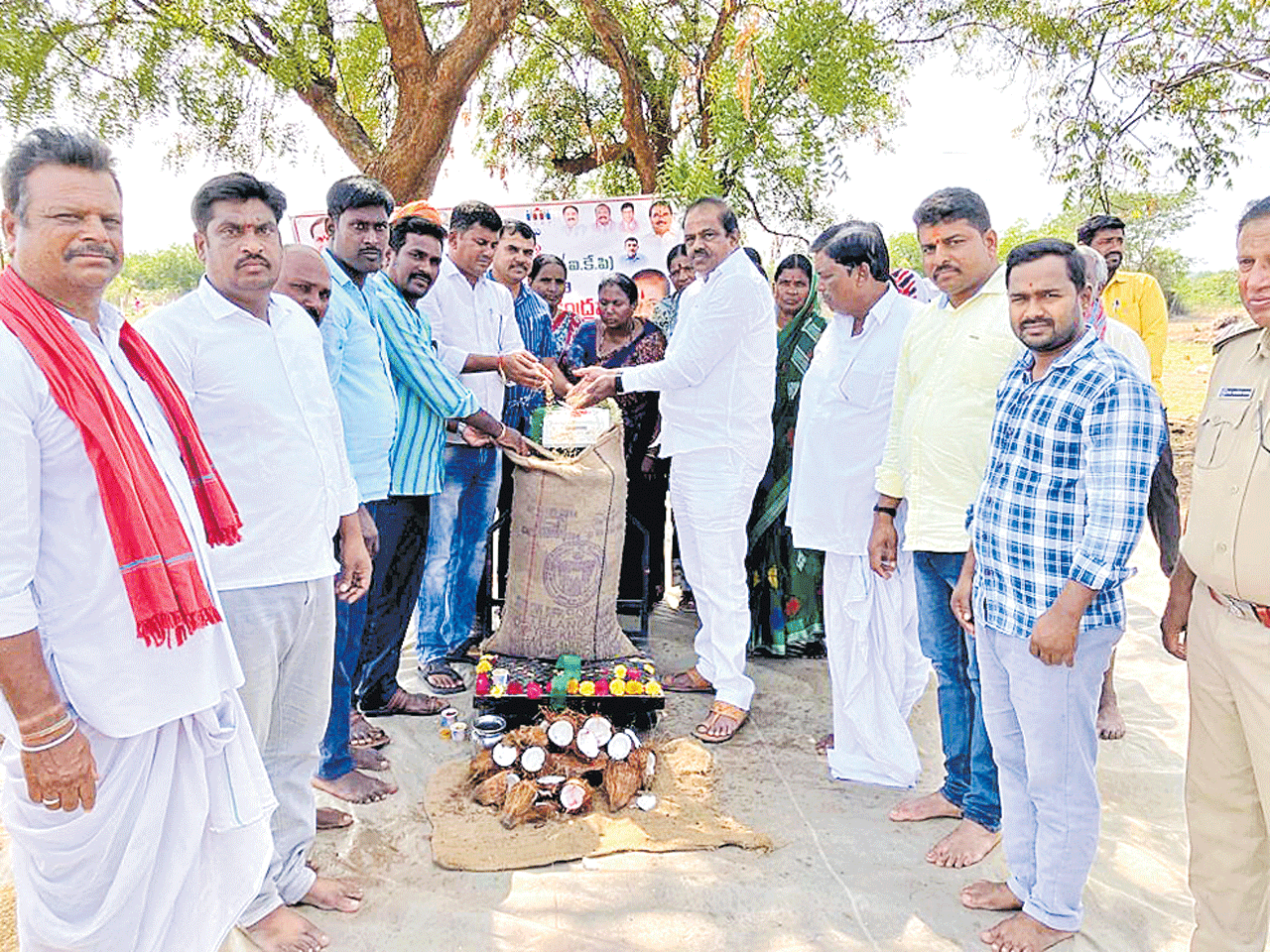 కేంద్రం సహకరించకున్నా ధాన్యం కొంటున్నాం | We are buying grain even ...