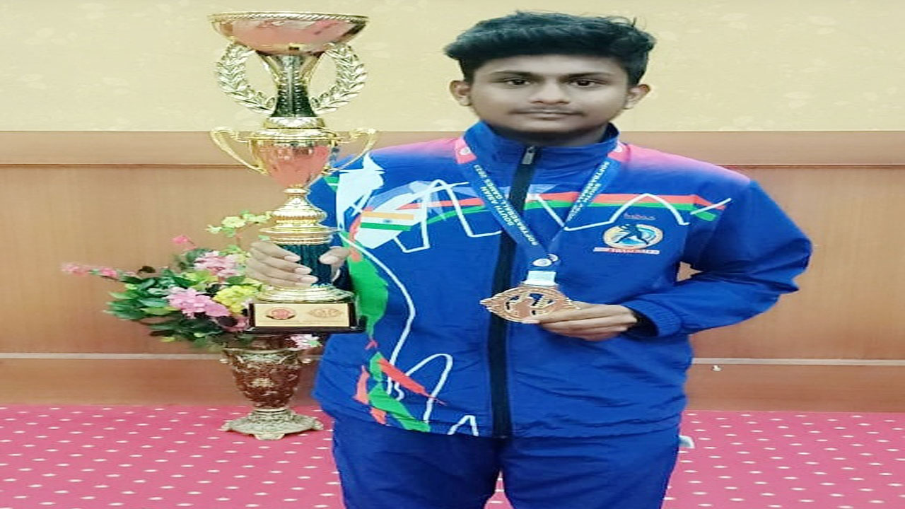 అంతర్జాతీయ స్థాయిలో స్వర్ణపతకం సాధించిన మోడల్‌ స్కూల్‌ విద్యార్థి | A ...