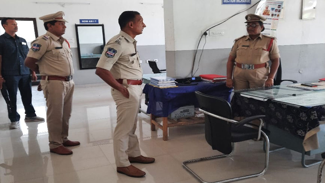 అంకితభావంతో విధులు నిర్వహించాలి: ఎస్పీ సురేష్‌కుమార్‌ | Must perform ...