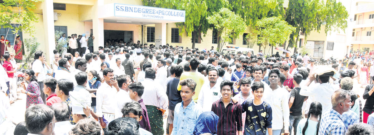 పాలిసెట్‌కు 8118 మంది హాజరు | 8118 people attended the Paliset