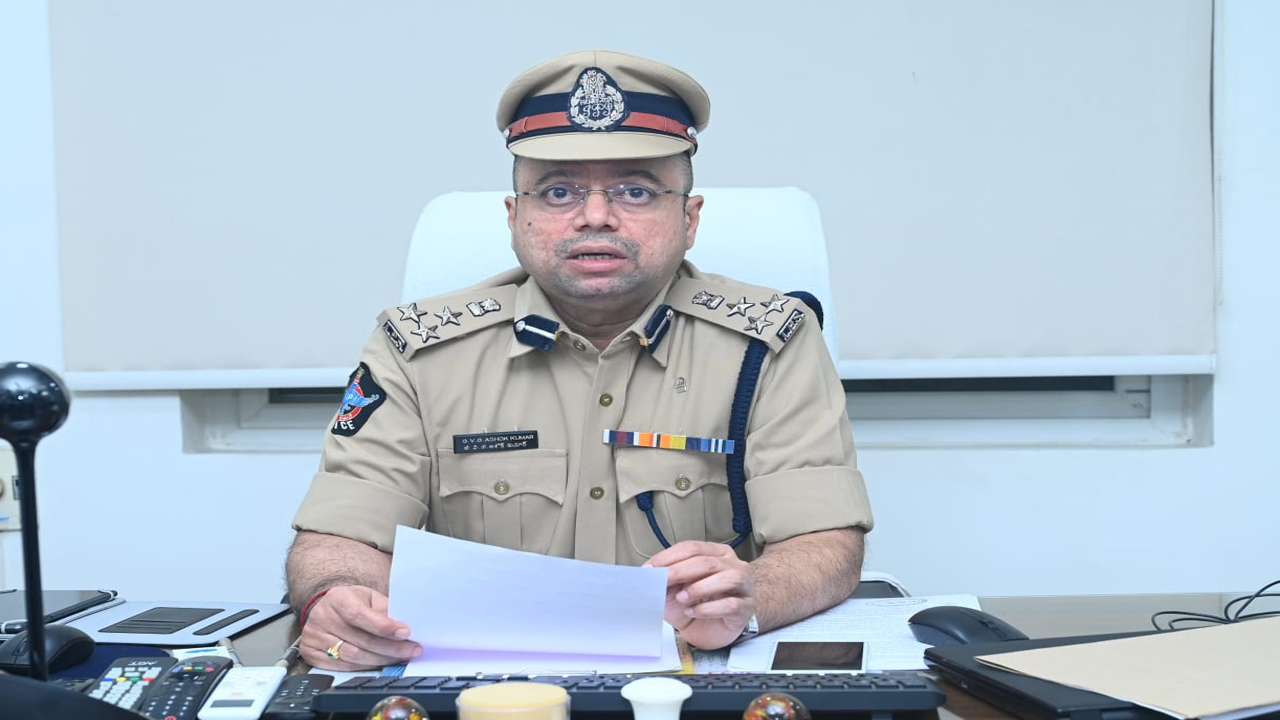 సమస్య ప్రాథమిక దశలోనే పరిష్కరించాలి | dig meeting police officials