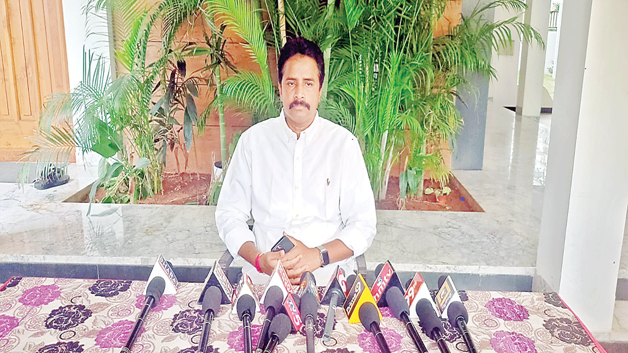 రైతులకు ఏం చేశారో చెప్పాలి : ఆరిమిల్లి | ex. mla arimilli pressmeet