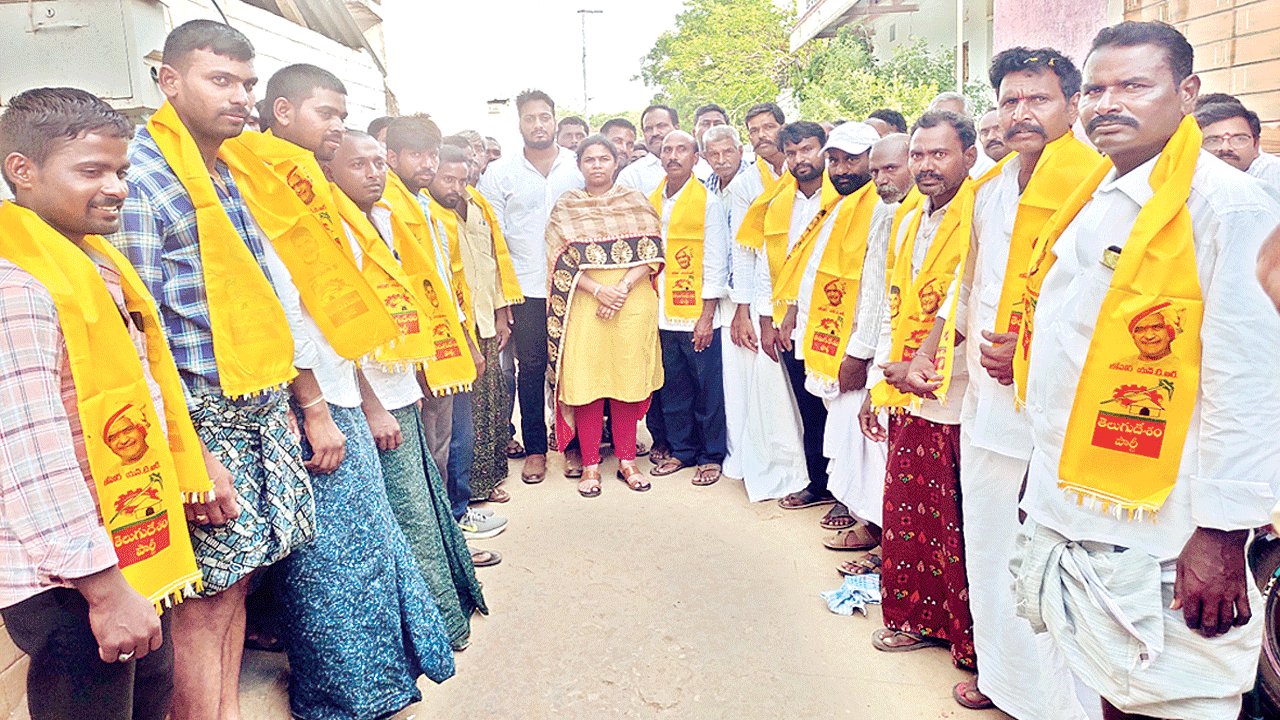 ప్రజలు మార్పు కోరుకుంటున్నారు | leaders in tdp