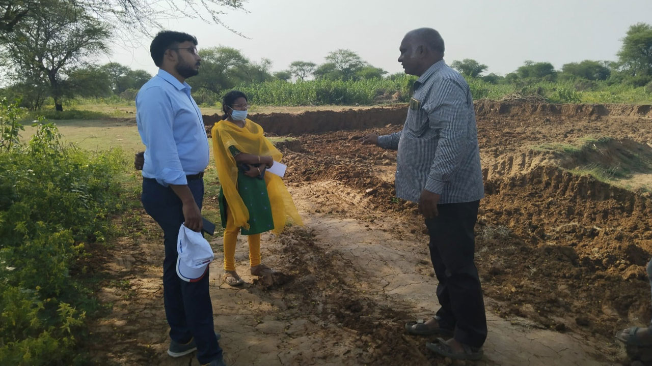 మట్టి అక్రమ తవ్వకాలపై సబ్‌ కలెక్టర్‌ సీరియస్‌ | Sub collector serious ...