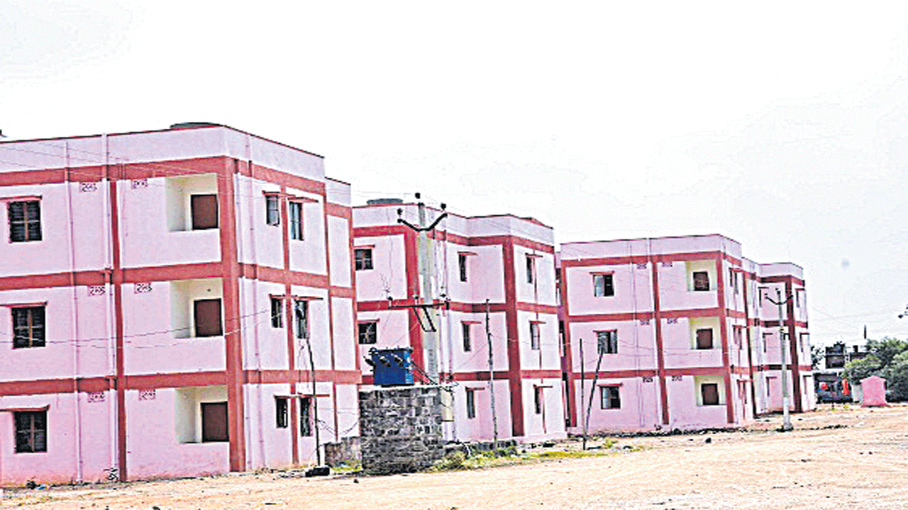 Double bedroom houses: డబ్బుల్‌ బెడ్‌రూం ఇళ్లు | Collect up to Rs.50 ...