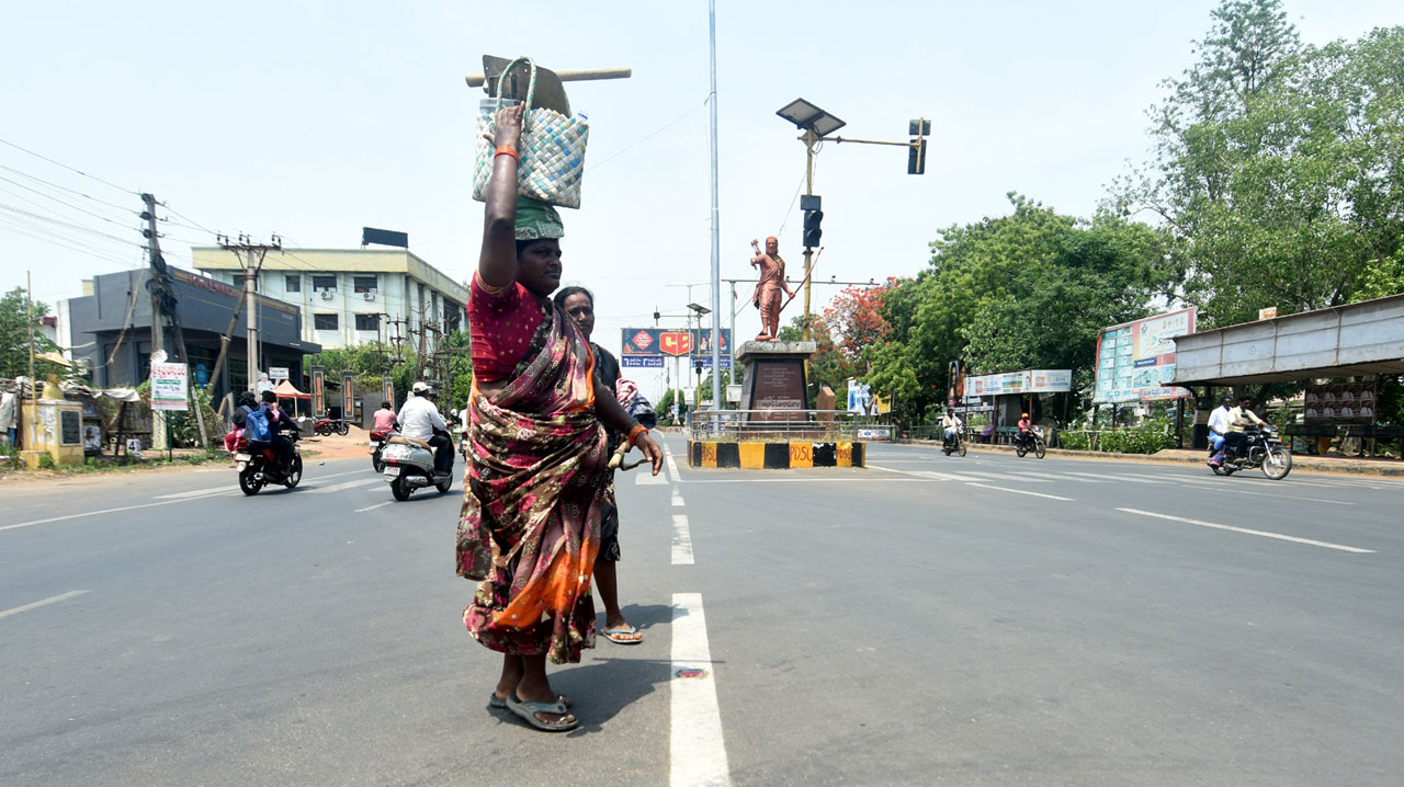 భానుడి భగభగలు | heavy temperature at eluru dist