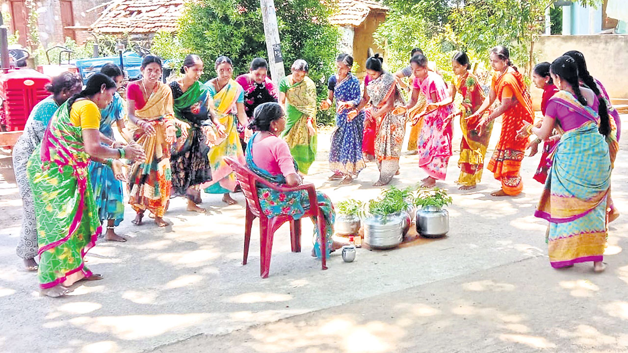 కారు మబ్బు.. కానరాదేమి! | Karu mabbu.. Kanarademi!