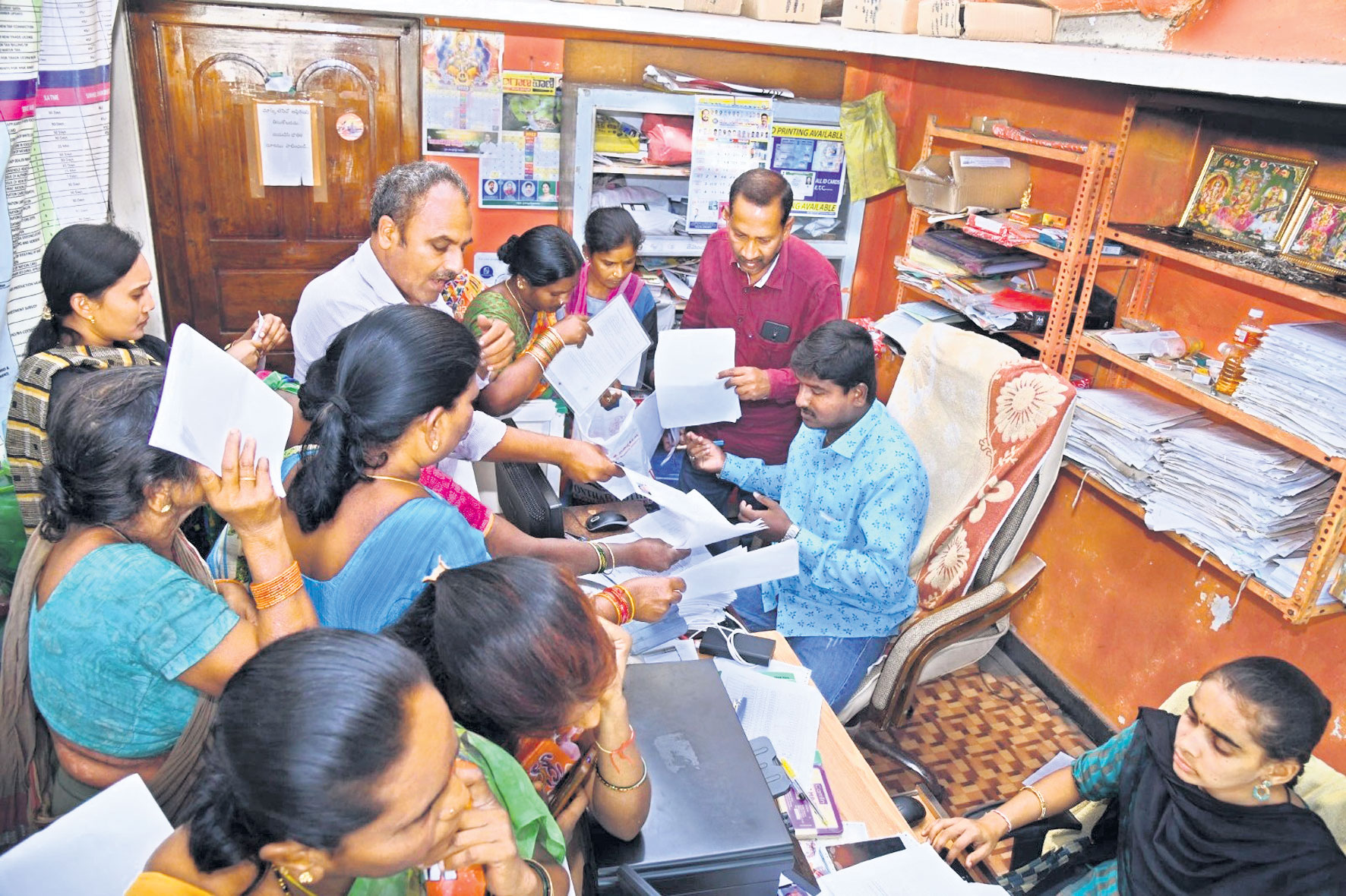 తహసీల్దార్‌ కార్యాలయాల్లో వసూళ్ల దందా | Collection raid in Tehsildar ...