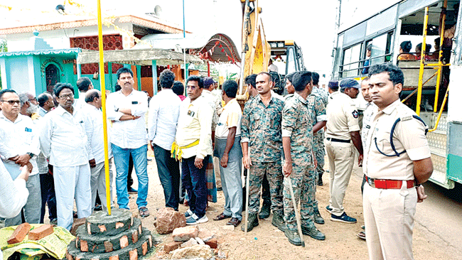 బాలిగాంలో ఉద్రిక్తత | Tension in Baligam over removal of TDP flag lamp