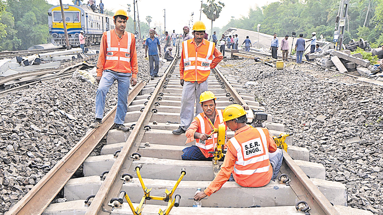 పుంజుకున్న పునరుద్ధరణ ఒడిశాలో రేయింబవళ్లు సాగుతున్న ట్రాక్‌ పనులు ...
