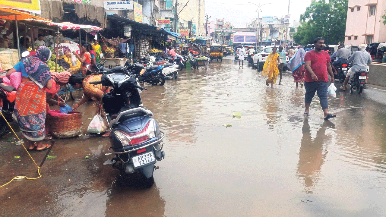 పలు మండలాల్లో మోస్తరు వాన | Moderate rain in many areas