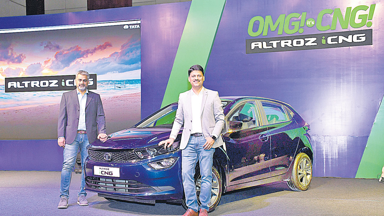 మార్కెట్లోకి ఆలో్ట్రజ్‌ సీఎన్‌జీ కారు | Altroz CNG car in the market