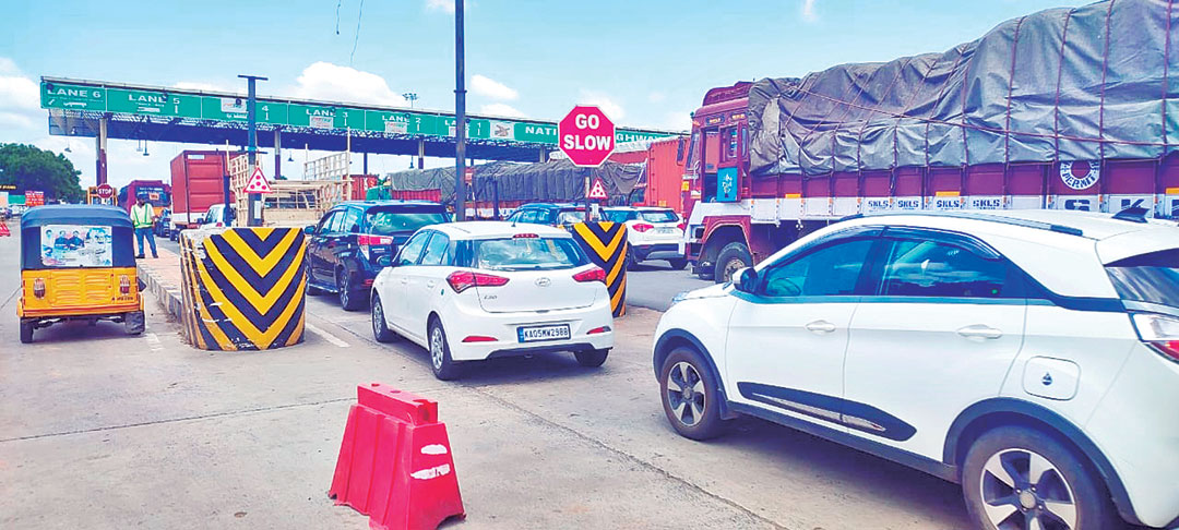 రెండు గంటలు ట్రాఫిక్‌ జామ్‌ | Traffic jam for two hours